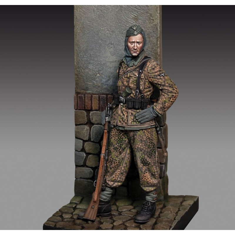 Waffen SS Grenadier with rifle (1/35 scale)