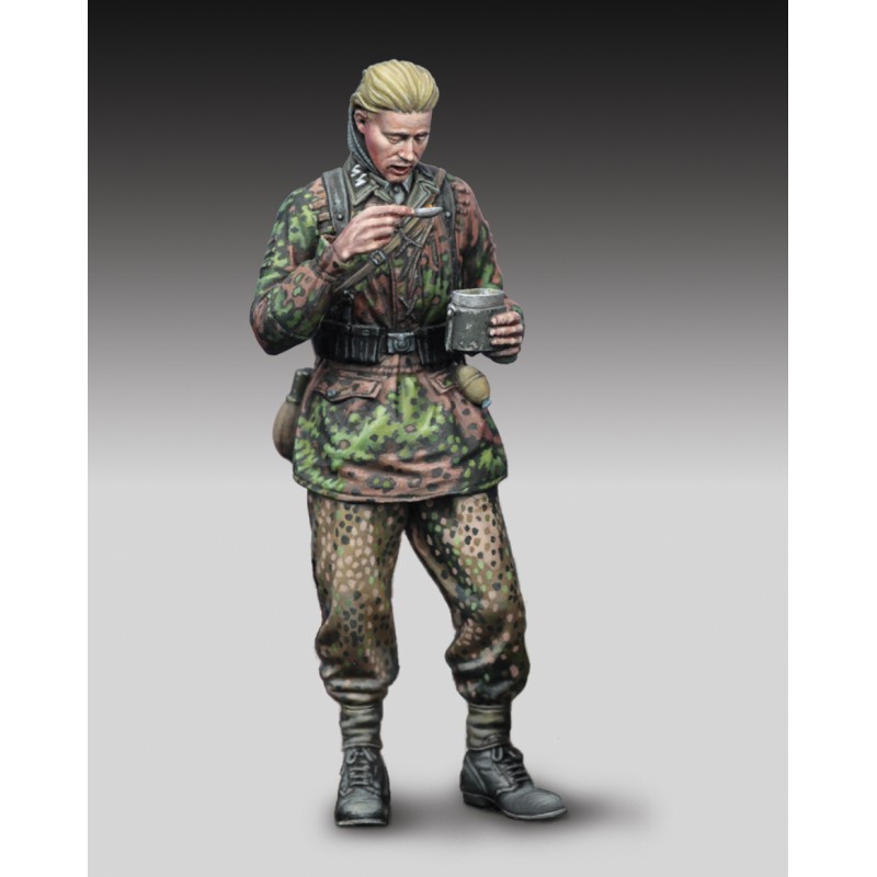 German SS soldier eating - WWII (1/72 scale)